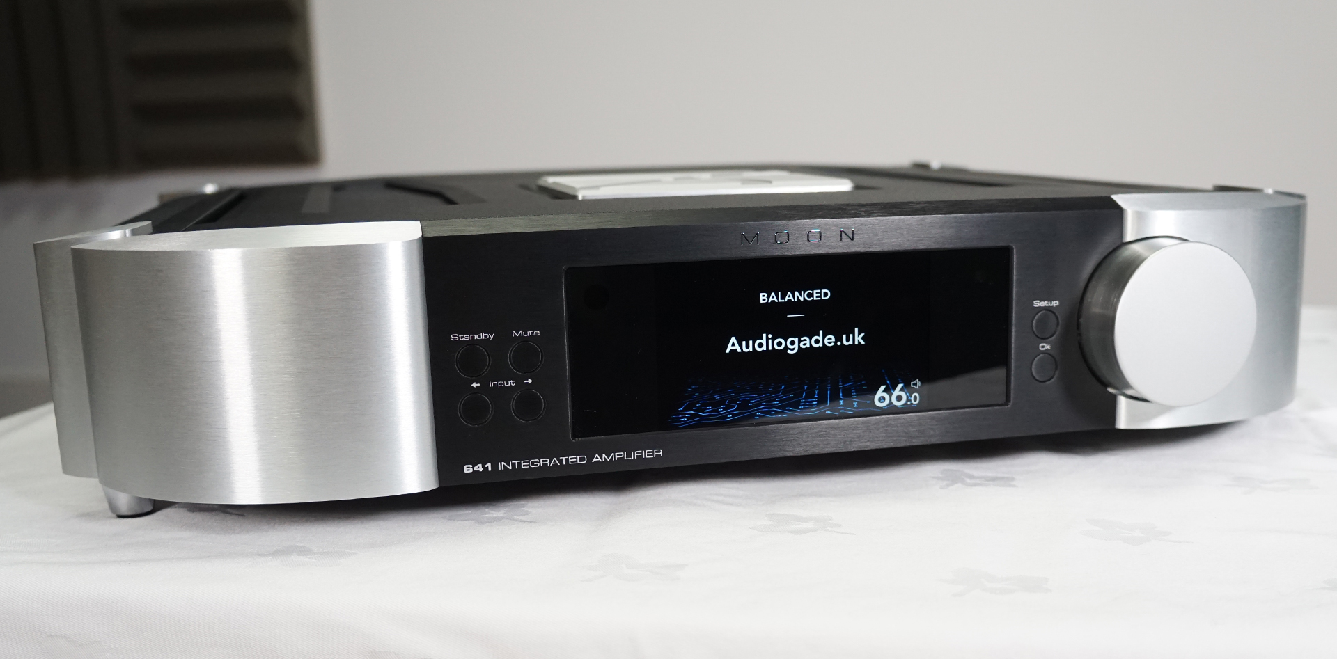 MOON North Collection 641 integrated amplifier and 681 Network Player ...